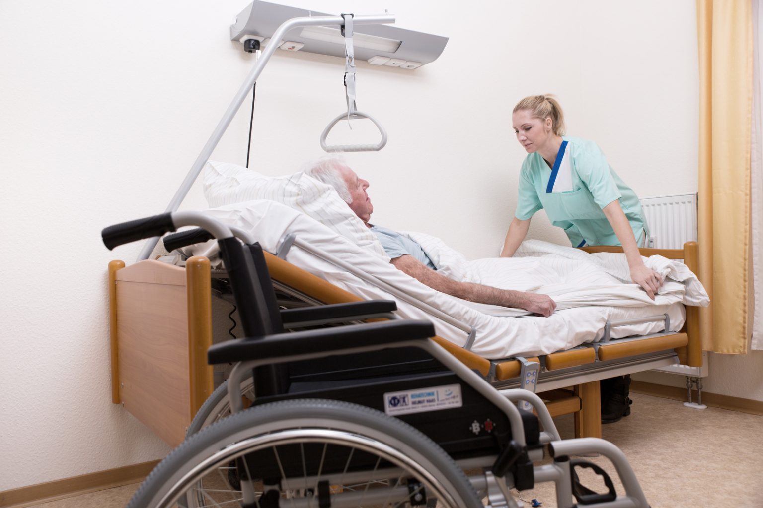 Checkliste: Pflege zuhause oder Wechsel ins Heim?